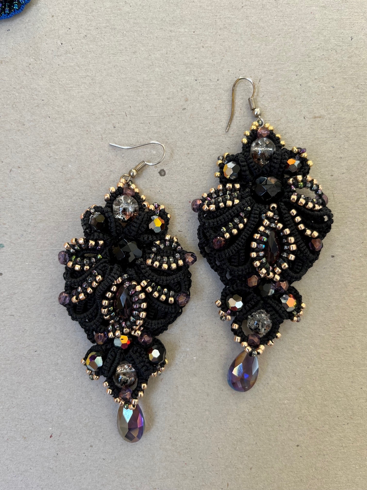 Schmuckstücke in Occhi-Technik mit Perlen – Kulturplattform Oberösterreich – KUPF OÖ